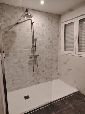 Estúdio Superior | Casa de banho | Um polibã, um secador de cabelo, toalhas fornecidas, sabão 