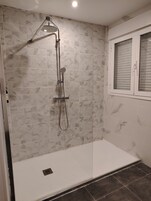 Estúdio Superior | Casa de banho | Um polibã, um secador de cabelo, toalhas fornecidas, sabão 