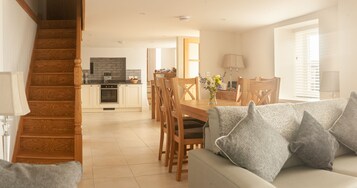 Casa de Campo Deluxe, 3 quartos, vista para o mar | Sala de estar | TV de ecrã plano 