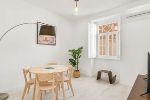 Dúplex Comfort | Sala de estar | Televisor de ecrã plano de 34 polegadas com canais por cabo 