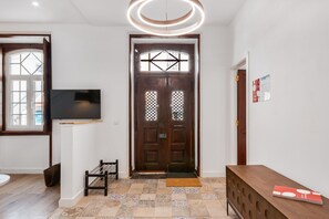 Apartamento Familiar | Sala de estar | Televisor de ecrã plano de 34 polegadas com canais por cabo 