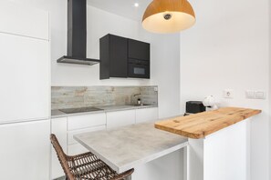Apartamento Básico | Kitchenette privada | Um frigorífico, um micro-ondas, uma máquina de café expresso 