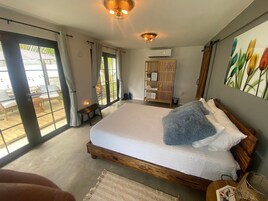Quarto romântico, 1 cama Queen, terraço, vista para o jardim | Camas com colchões de espuma com sistema de memória, cofres nos quartos