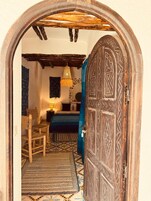 Quarto casal tradicional | Roupas de cama premium, cofres nos quartos, individualmente decorados