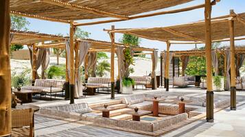 2 piscinas externas, funciona das 9h às 18h, barracas de cortesia