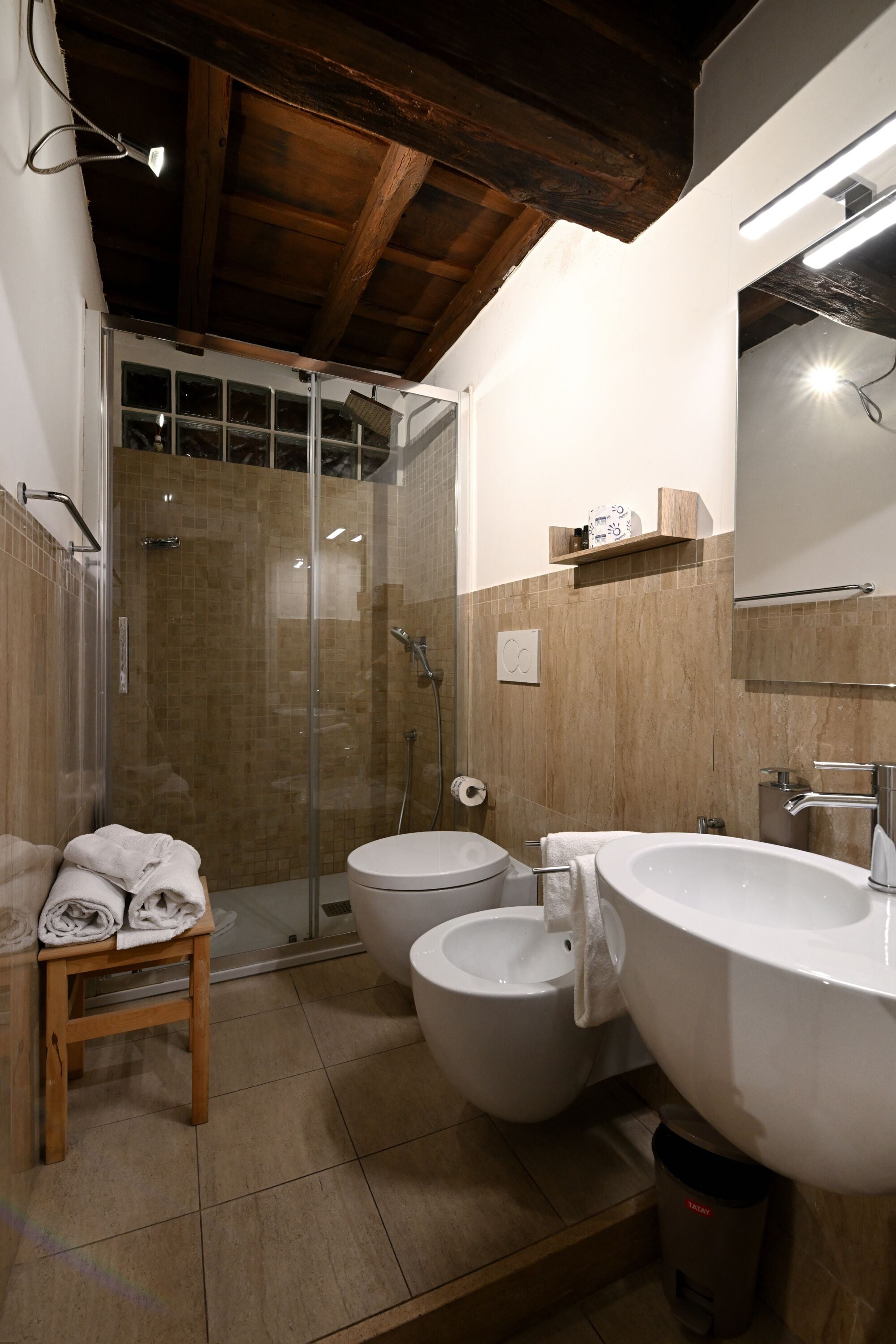 Quarto Duplo ou Twin Comfort | Casa de banho | Artigos de higiene pessoal grátis, um secador de cabelo 