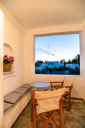 Apartamento, 2 quartos | Sala de estar | Livros
