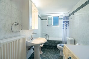 Apartamento, 2 quartos | Banheiro