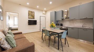 Apartamento Deluxe | Sala de estar | Televisor de ecrã plano de 40 polegadas com canais digitais