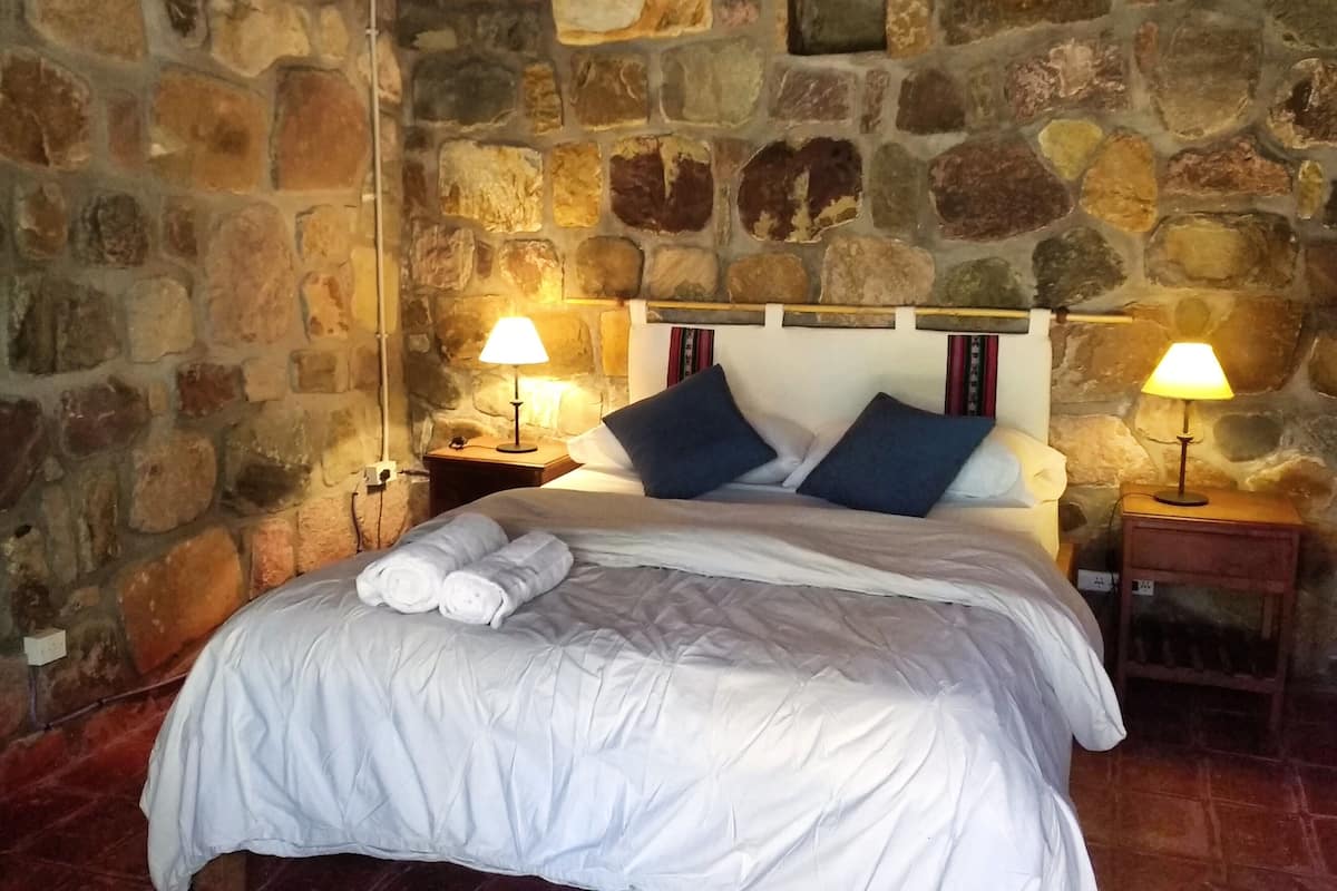 Quarto Duplo Básico, 1 cama de casal, casa de banho anexa | Edredões de penas, com mobília individualizada