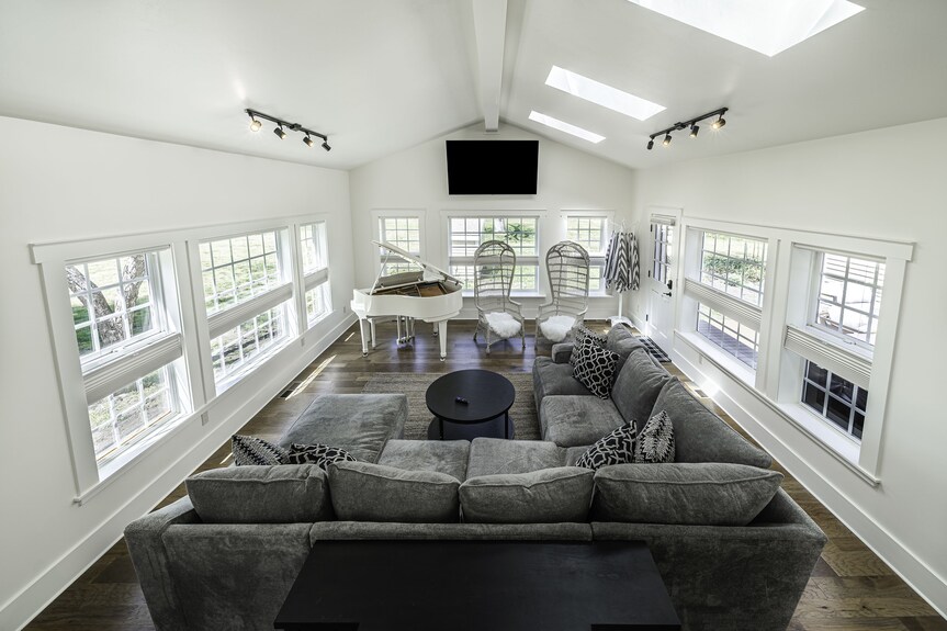 Historic Dunn Ranch Ashland Oregon. Sleeps 12 To 14 Great For Large Groups.\n - Oregon