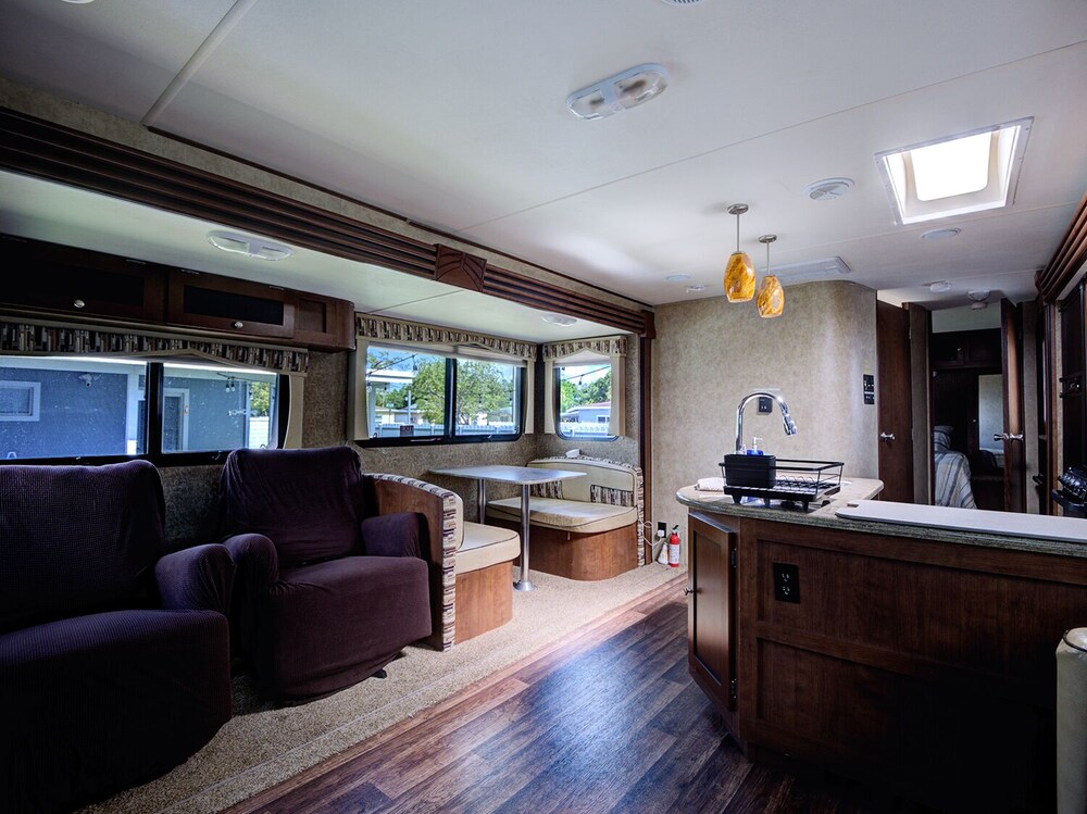 Cozy RV Camper 15 minute short drive to the beautiful Miami Beach and ...