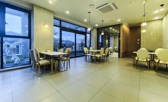 Pequeno-almoço self-service incluído nos dias úteis 