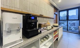 Pequeno-almoço self-service incluído nos dias úteis 