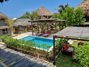 Fachada da propriedade à noite