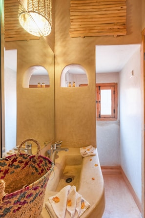 Quarto Superior | Casa de banho | Um secador de cabelo, chinelos