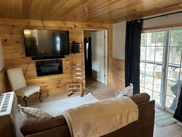 Beautiful, Cozy 2 Bedroom House On Brantingham Lake! - Chase Lake, Glenfield