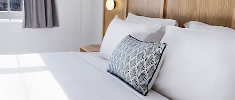 Quarto standard, 1 cama King, acessível para pessoas com deficiência física, suíte | Cofres nos quartos, cortinas blackout, ferros/tábuas de passar roupa