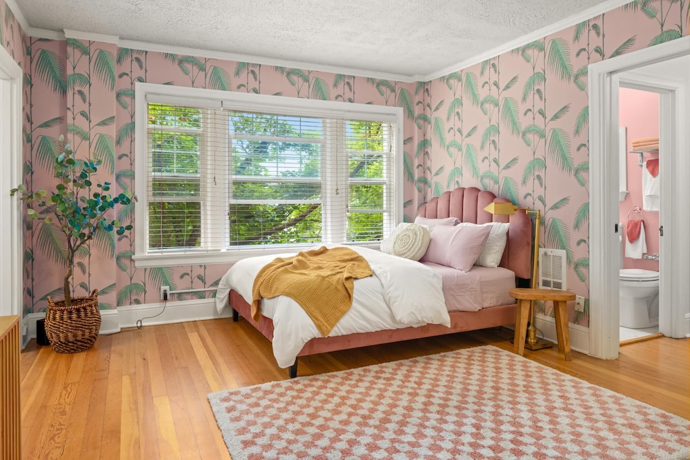 Cozy Tastefully Decorated Vintage Inspired Studio Condo - Portland, OR