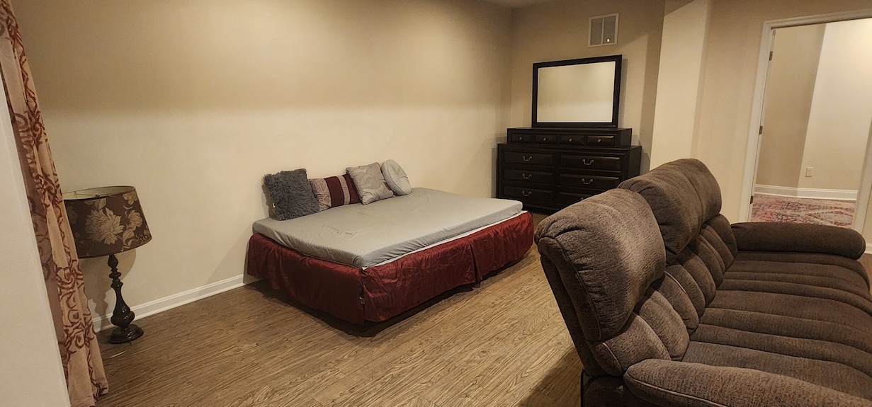 Walk In Sunny Furnished Basement With 2 Bedrooms And 2 Bathrooms - Dumfries, VA