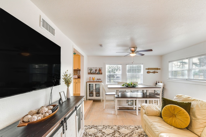 1 Mi To Dtwn Waco! Lovely Home W/ Fire Pit Table - 웨이코