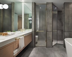 Produtos de higiene exclusivos, um secador de cabelo, roupões, chinelos 
