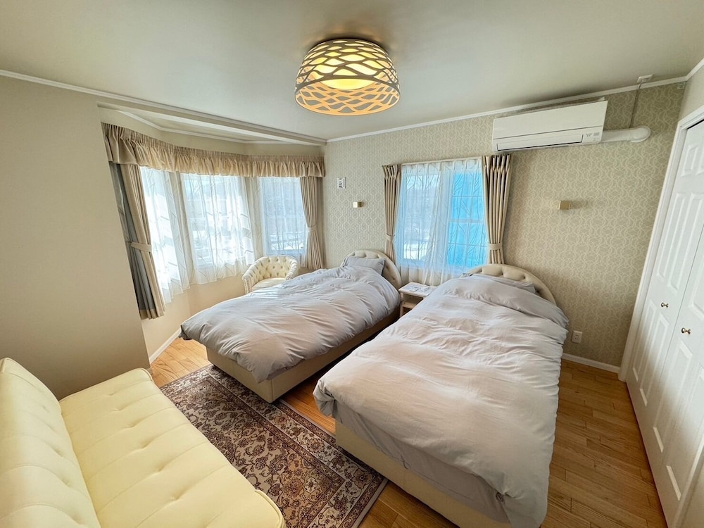 A Luxurious Villa Designed In Queen Anne Style / Kitasakugun Nagano - Karuizawa