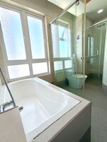 Condo | Banheiro | Ducha de hidromassagem, secador de cabelo, bidê, toalhas de banho