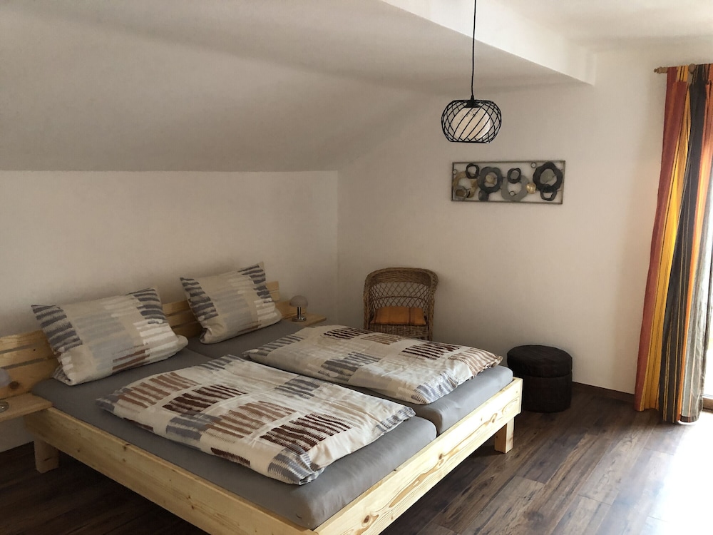 Apartment 'Haus Peschl Fewo 2' With Shared Garden, Balcony And Wi-fi - Neureichenau