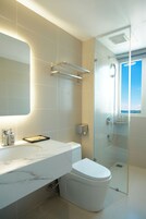 Suite Comfort, vista para a montanha | Casa de banho | Produtos de higiene exclusivos, um secador de cabelo, roupões, chinelos