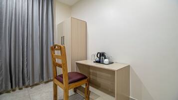 Quarto Standard | Cofre no quarto, secretária, ferro/tábua de engomar