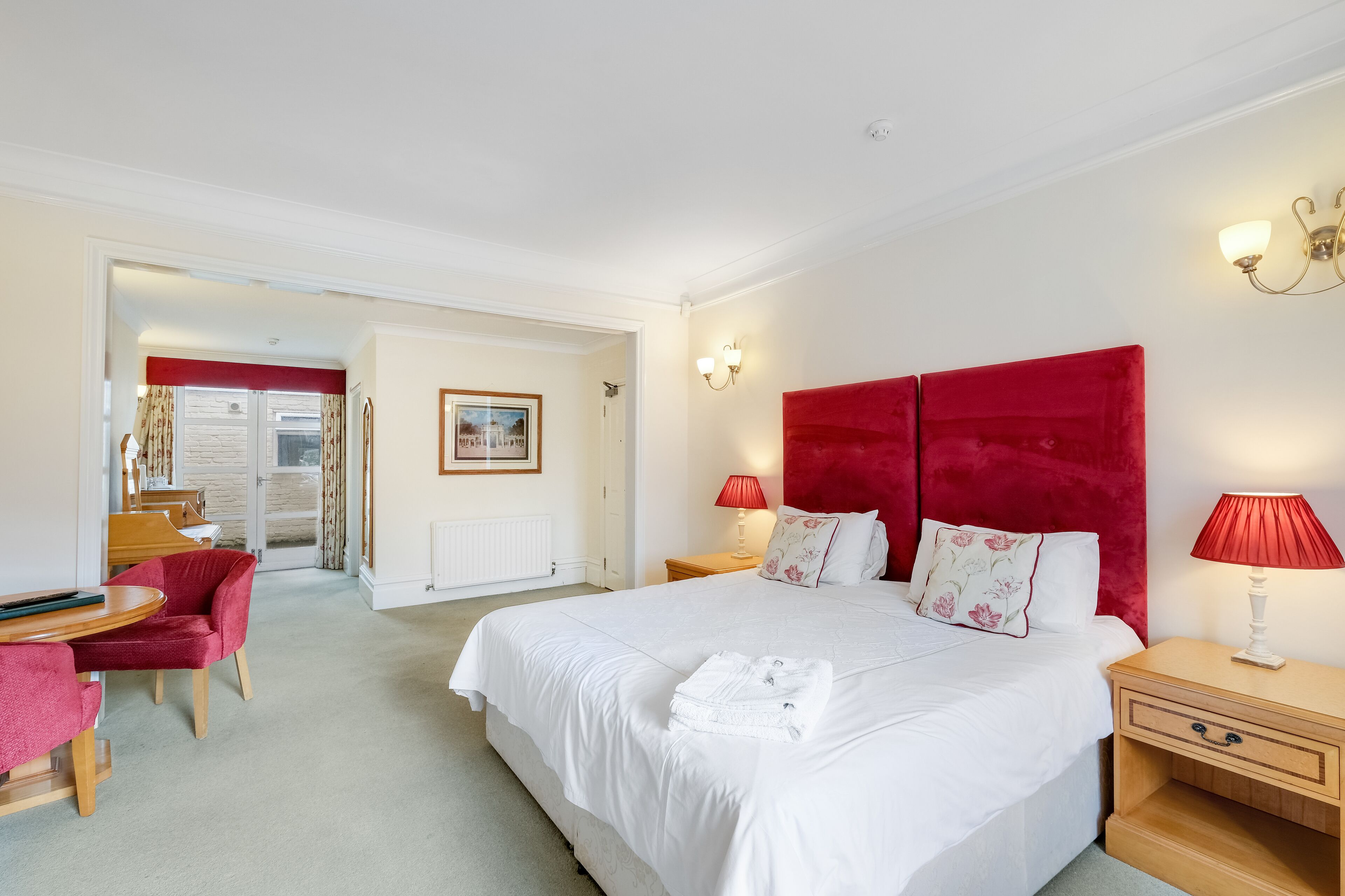 Quarto casal executivo, 1 cama King, banheira, no pátio | Ferros/tábuas de passar roupa, Wi-Fi de cortesia