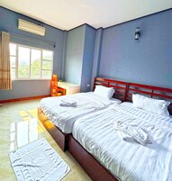 Quarto Familiar | Com decoração personalizada, com mobília individualizada, secretária