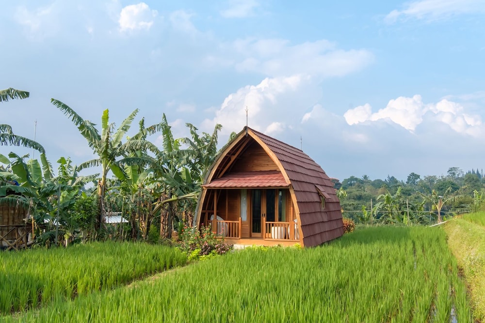 Twospaces Living At Deros Resort & Cafe - Bogor