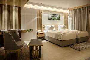 Quarto executivo, 2 camas de solteiro, para não fumantes, vista para a cidade | Roupas de cama premium, camas com colchões pillow-top, escrivaninha