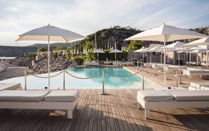 Piscina externa sazonal, funciona das 8h às 20h, guarda-sóis