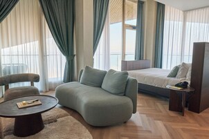 Roupas de cama premium, frigobar, cofres nos quartos, cortinas blackout