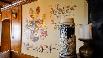 Pareda com um brasão e uma caneca de cerveja antiga.