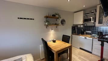 Apartamento standard | Cozinha privada | Geladeira, micro-ondas, cooktop, lava-louças