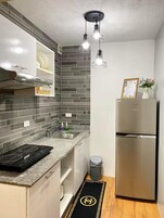 Um frigorífico/congelador grande, um micro-ondas 