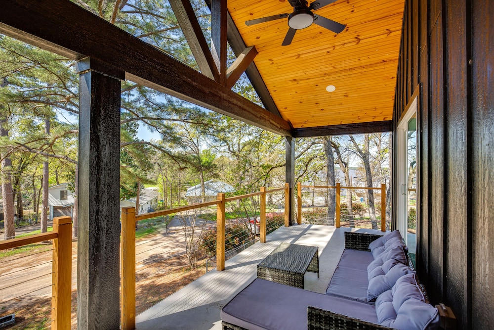 Fire Pit + Grill: Lakeside Gun Barrel City Home! - Gun Barrel City