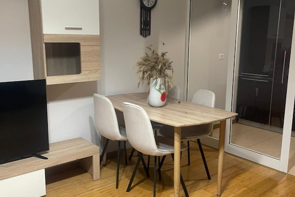 Apartamento, 1 quarto | Sala de estar | TV de ecrã plano