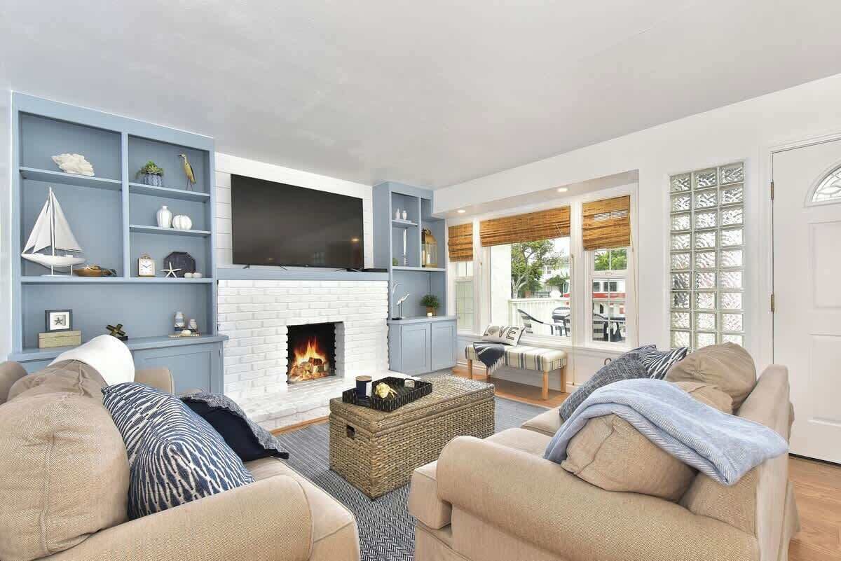 Peninsula Point Gem- Updated Beachy Cottage - Newport Beach, CA