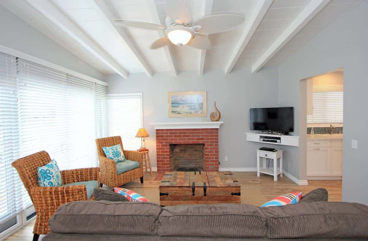 Charming 2bdr + Studio In Exclusive Peninsula - Newport Beach, CA