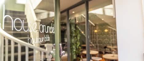 Smart TV de 24 polegadas com canais via satélite, Netflix