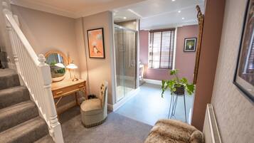 Suite Deluxe (The Queen) | Casa de banho | Um polibã, um chuveiro fixo, um secador de cabelo, toalhas fornecidas