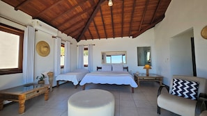 Suite Deluxe, vista para o mar | Minibar, cortinas/cortinados opacos, ferro/tábua de engomar 