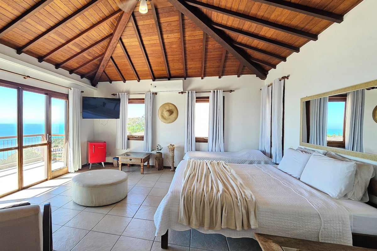 Suite Deluxe, vista para o mar | Minibar, cortinas/cortinados opacos, ferro/tábua de engomar