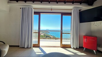 Suíte luxo, vista para o mar | Frigobar, cortinas blackout, ferros/tábuas de passar roupa