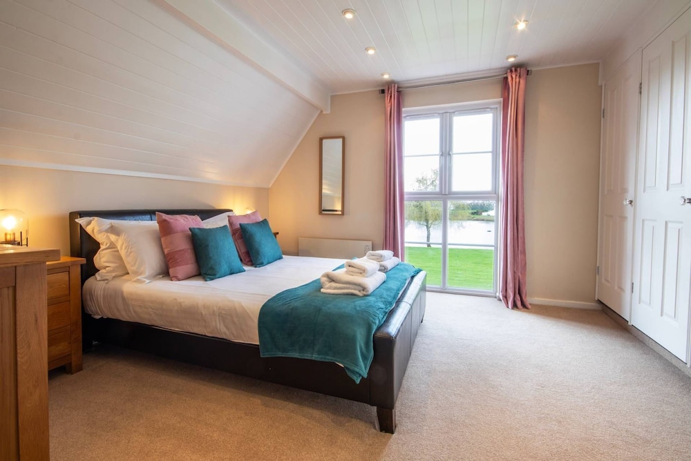 A New England Lakeside Lodge That Sleeps 6 Guests In 3 Bedrooms - South Cerney